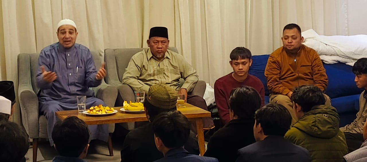 Kiai Fathur Rohman Sambangi Alumni Ponpes eLKISI di Al Azhar Mesir - eLKISI